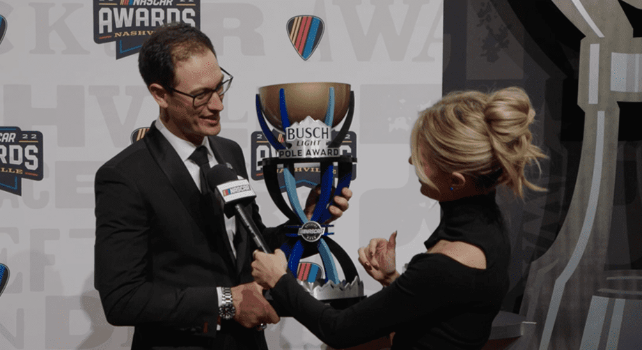 Logano credits Busch Light Pole Award to team effort - NASCAR EN ESPANOL