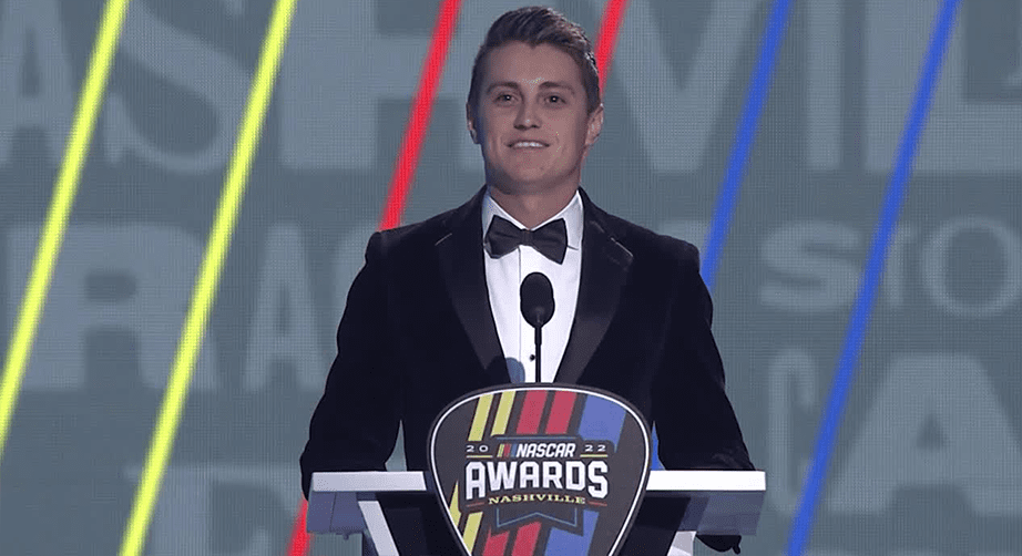 Zane Smith gets emotional during champion speech - NASCAR EN ESPANOL