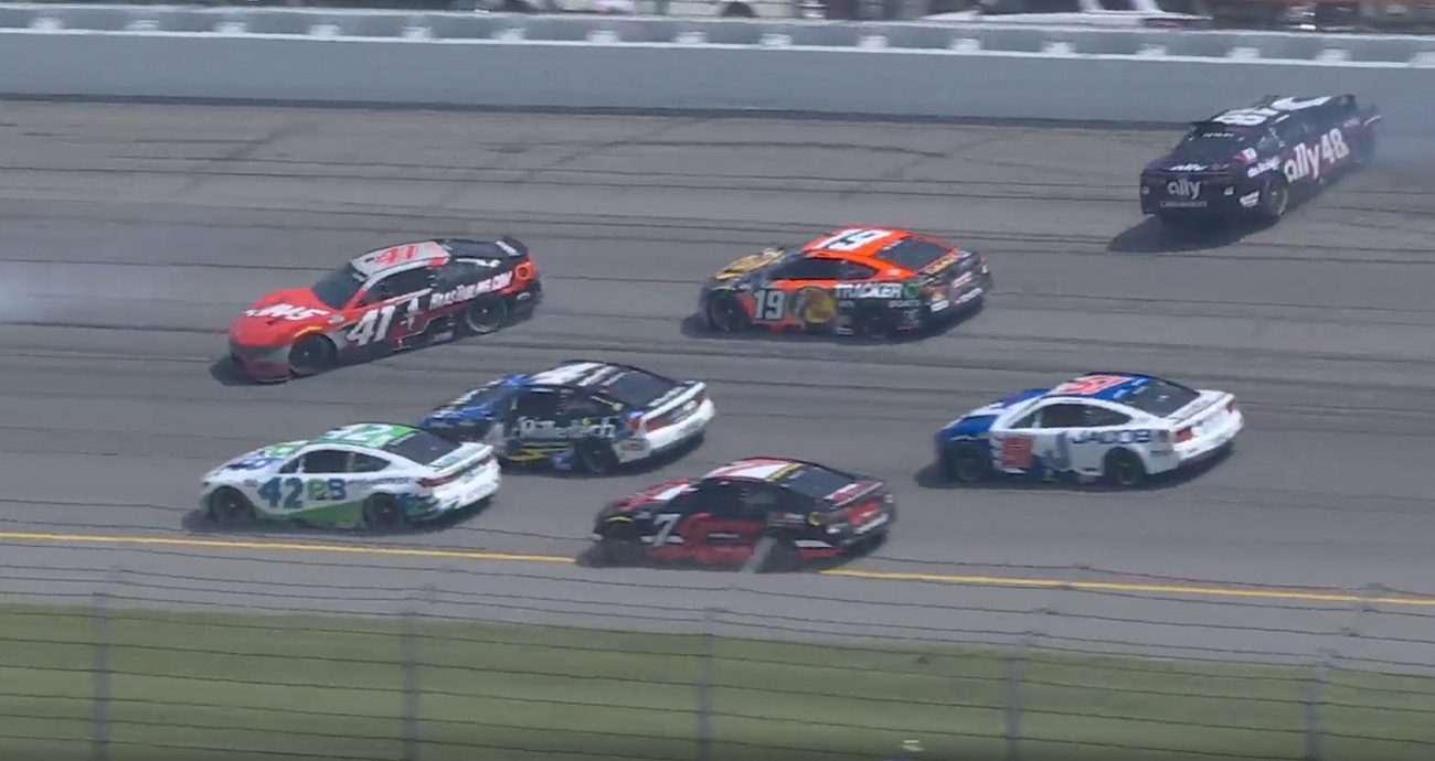 Multiple drivers go around as Bowman hits outside wall hard - NASCAR EN ...