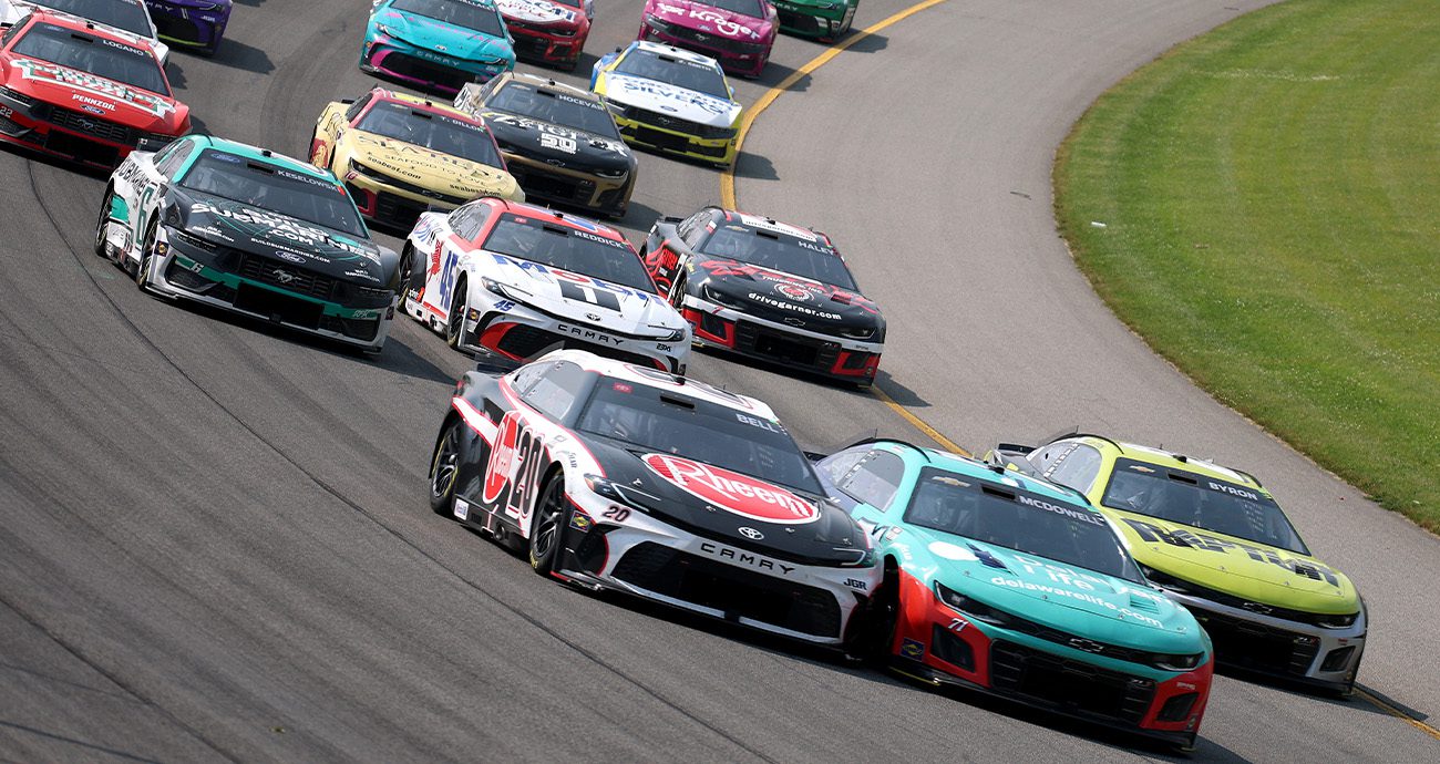 Race Rewind: Michigan produces fuel-mileage thriller - NASCAR EN ESPANOL