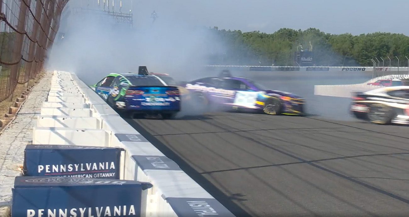 Multicar crash triggered as Busch gets loose off Turn 2 - NASCAR EN ESPANOL