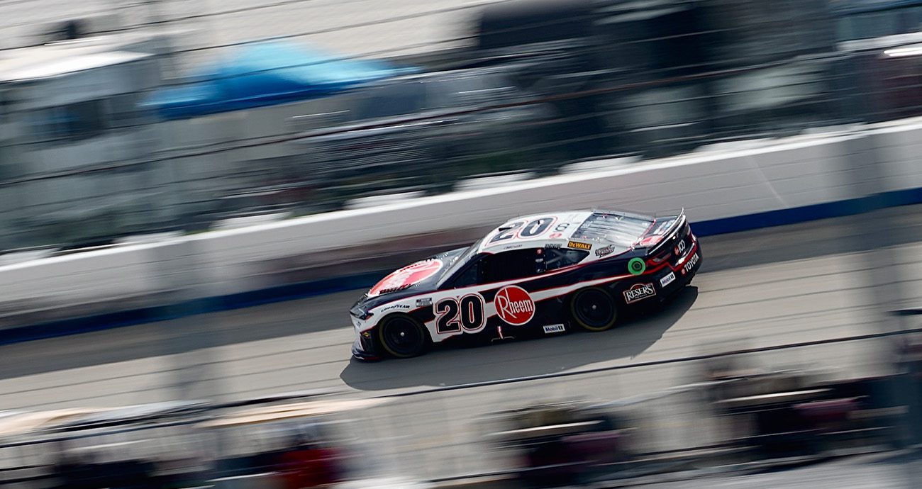 Christopher Bell surges to Stage 2 victory at Dover - NASCAR EN ESPANOL
