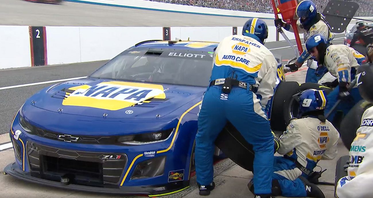 Elliott loses multiple spots in green flag pit stop error - NASCAR EN ...